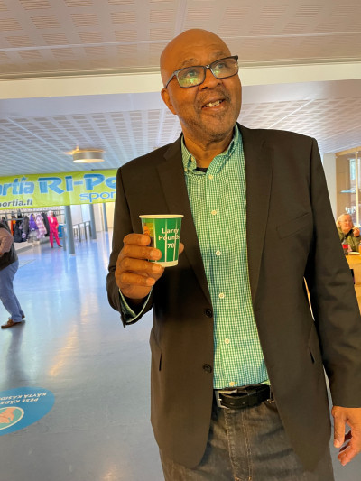 Henkilömaalaus Larry Poundsista paljastettiin | Kotkan kaupunki